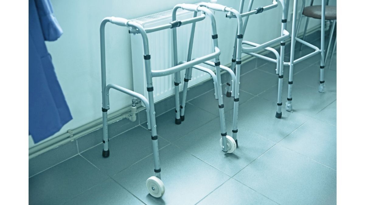 Mengenal Fungsi Walker, Alat Bantu Jalan untuk Lansia - KlikDokter