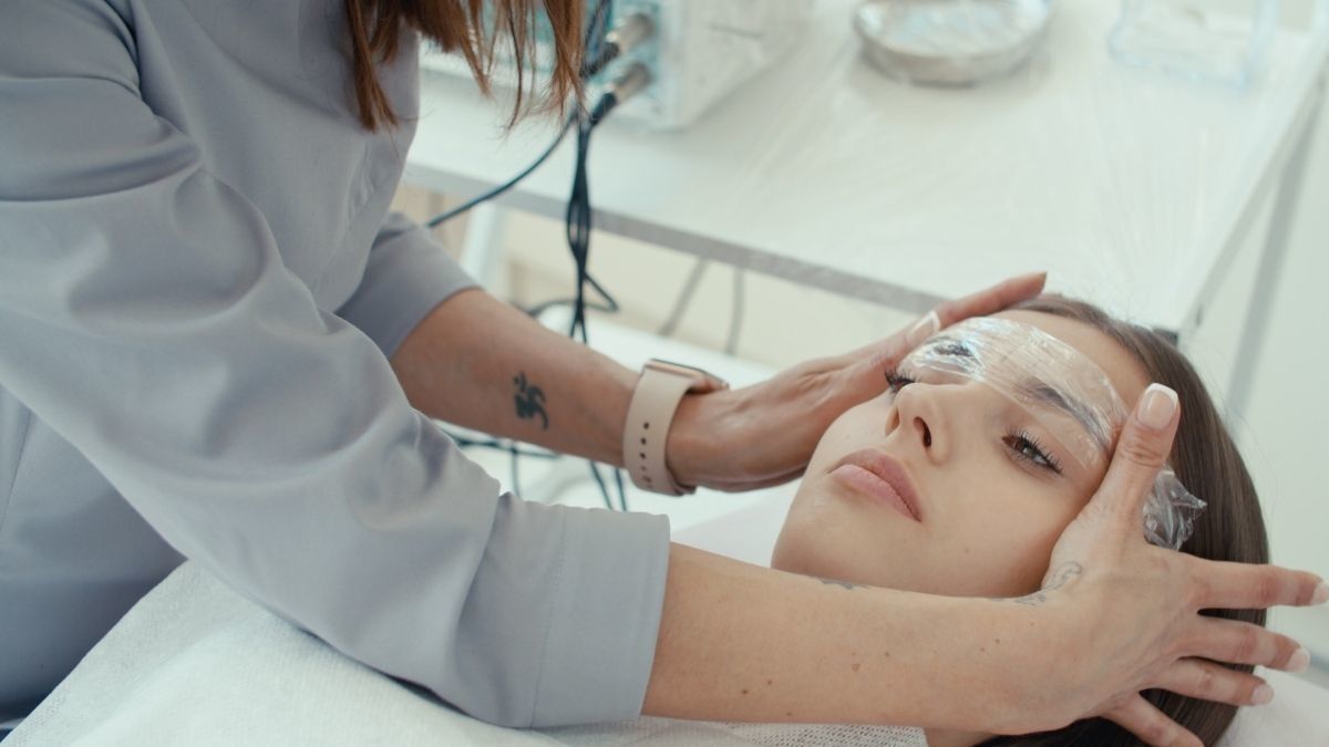 Teknik Brow Pinching Bisa Bikin Awet Muda, Benarkah? - KlikDokter