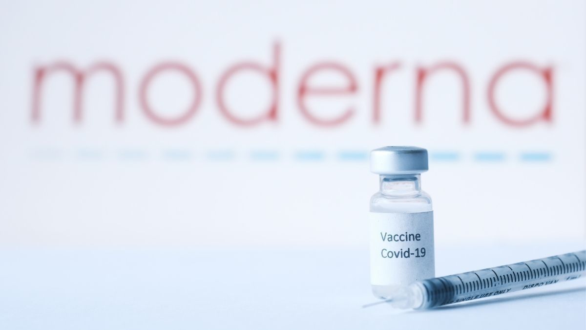 Efek Samping Vaksin COVID-19 Moderna - KlikDokter