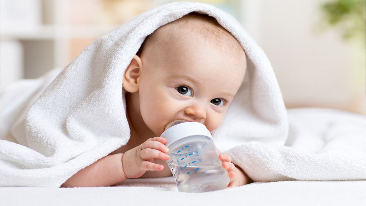 Kapan Bayi Boleh Minum Air Putih? - KlikDokter