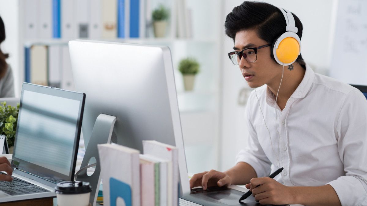 Mendengarkan Musik Saat Bekerja, Apa Saja Manfaatnya? - KlikDokter