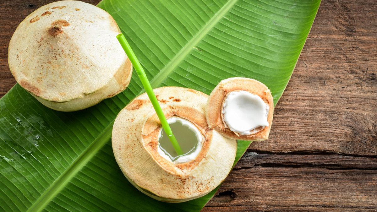 Air Kelapa Hijau Bisa Tingkatkan Libido, Benarkah? - KlikDokter