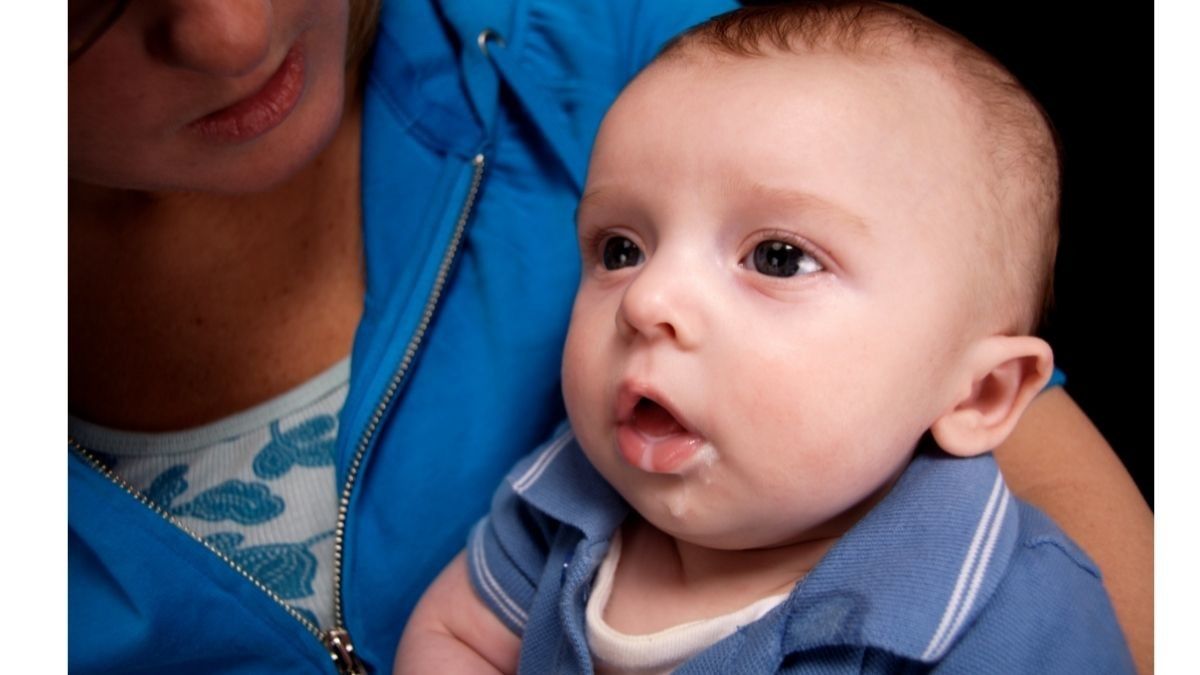 Mengenal Perbedaan Gumoh dan Muntah pada Bayi - KlikDokter