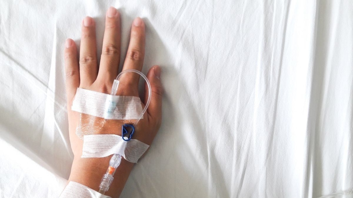 Hal yang Wajib Diketahui tentang Pemasangan Infus - KlikDokter