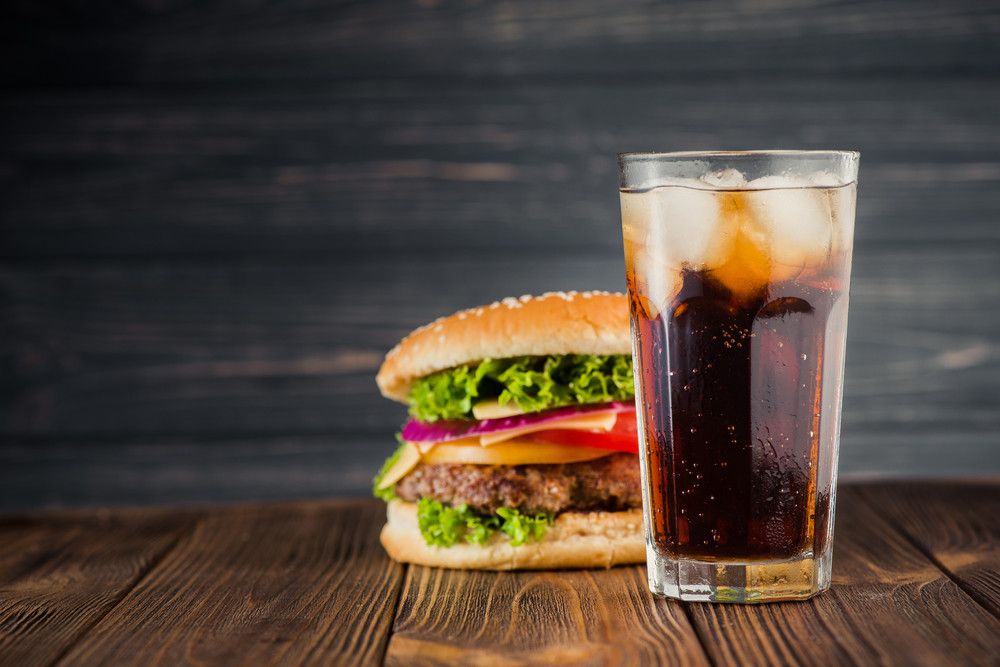 Gila Fast Food? Jangan Konsumsi Hamburger dan Soda Bersamaan! - KlikDokter