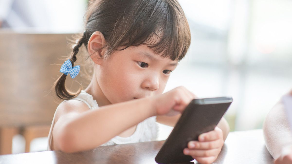 Kapan Boleh Memberi Ponsel untuk Anak? - KlikDokter