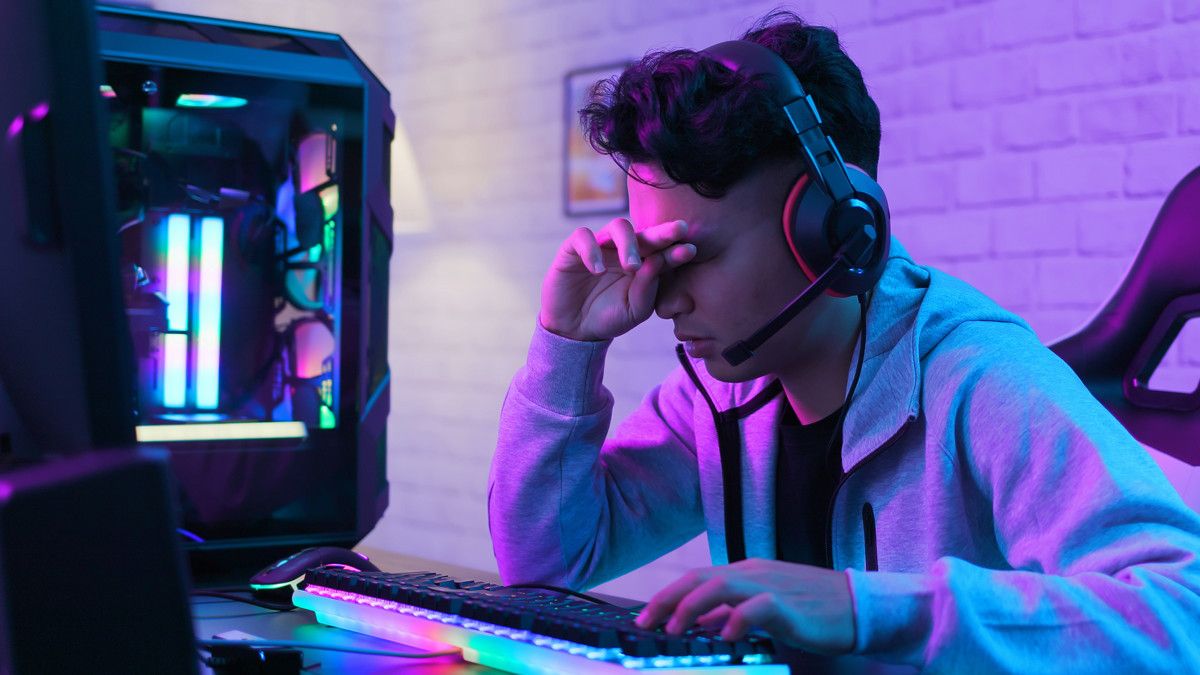 Solusi Mata Merah Akibat Main Game Terlalu Lama - KlikDokter