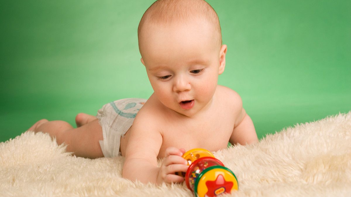 Ini Tips Memilih Mainan Bayi 6 Bulan Ke Atas - KlikDokter