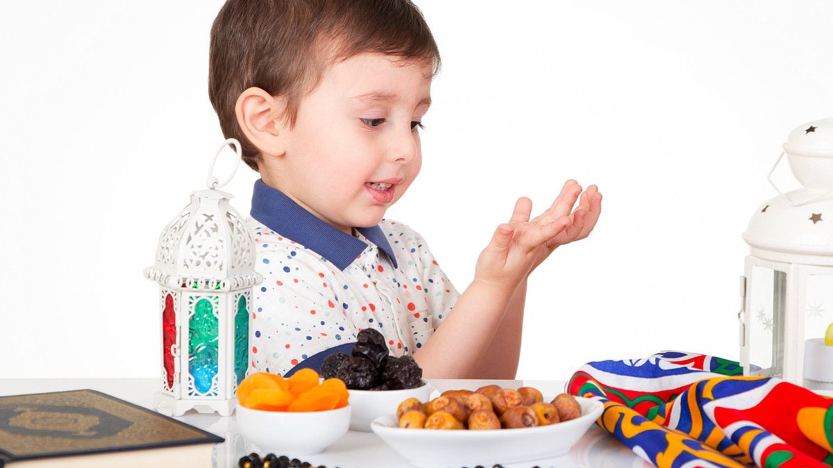 Kapan Waktu yang Tepat Ajarkan Anak untuk Puasa? - KlikDokter