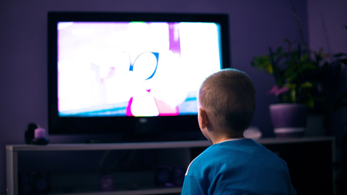 Anak Nonton TV dari Jarak Dekat, Apa Ada Masalah Penglihatan? - KlikDokter