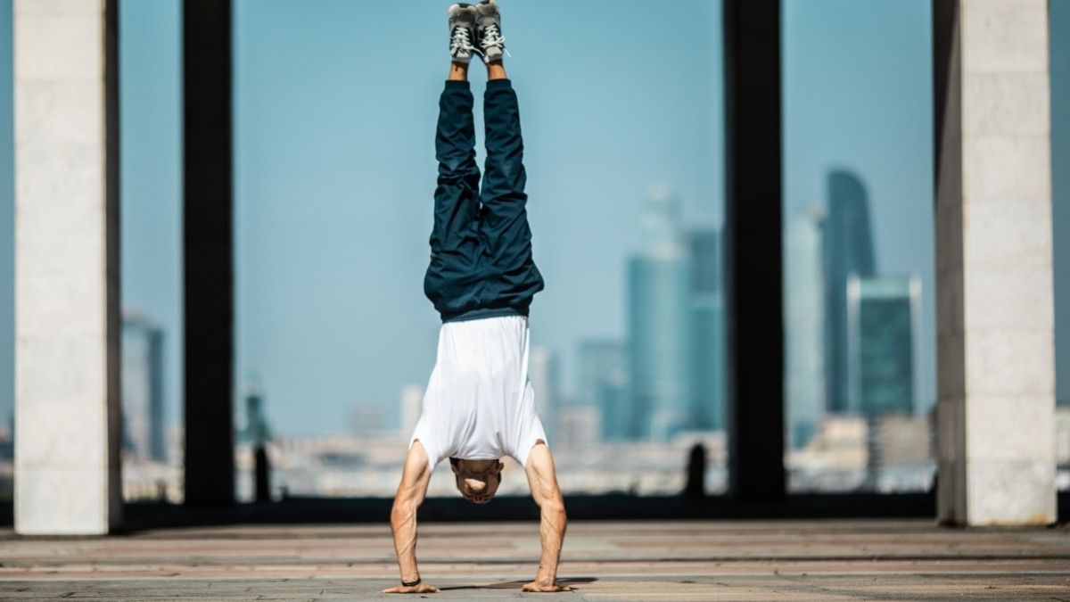 Cara Melakukan Handstand yang Aman untuk Pemula - KlikDokter