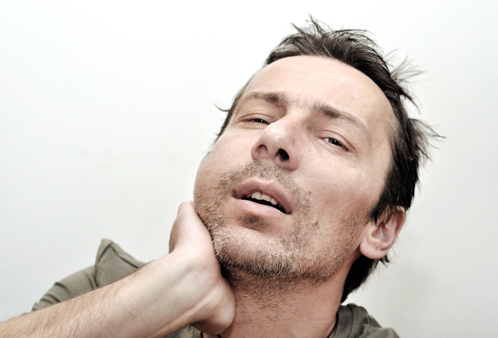 Kenali Berbagai Penyebab Wajah Bengkak - KlikDokter