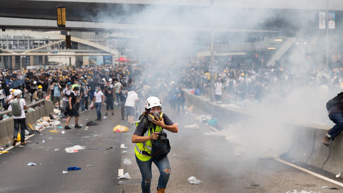 Cara Aman Lewati Lokasi Bekas Tembakan Gas Air Mata - KlikDokter