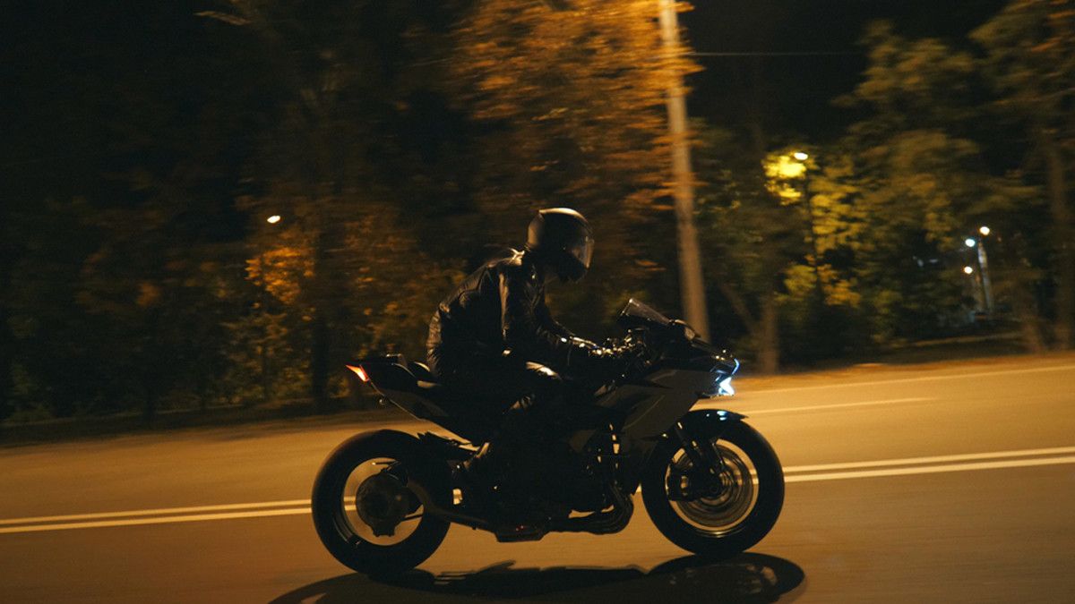 Sering Naik Motor Malam Picu Paru-Paru Basah, Mitos atau Fakta ...
