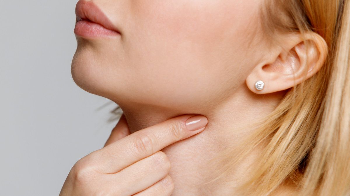 Radang Tenggorokan, Faring, Amandel, dan Laring Apa Bedanya? - KlikDokter