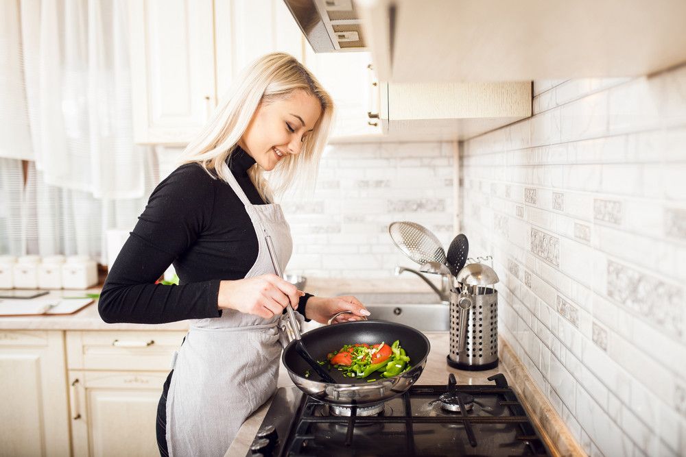5 Kesalahan Saat Memasak yang Bikin Makanan Jadi Beracun - KlikDokter