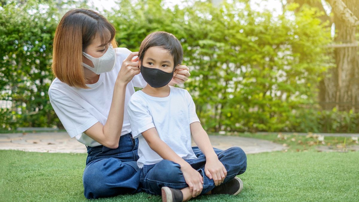 Cara Membujuk Anak Pakai Masker Saat Pandemi COVID-19 - KlikDokter