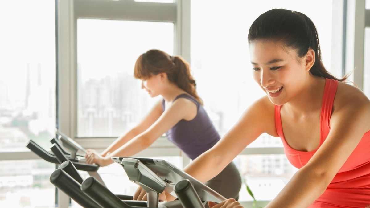 3 Cara Menggunakan Sepeda Statis yang Benar - KlikDokter