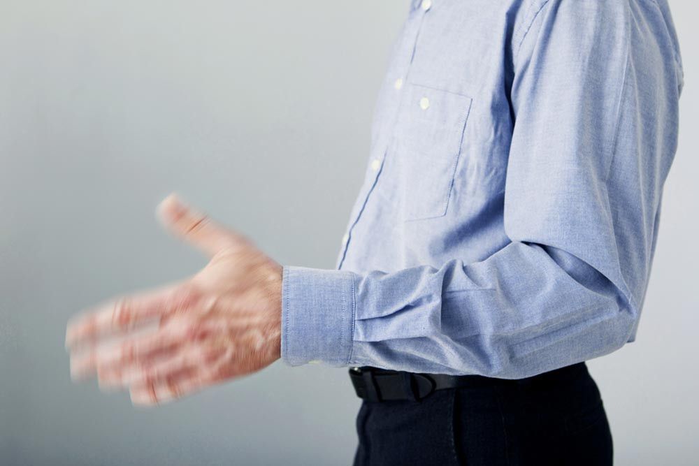 Tangan Gemetar? Mungkin Anda Mengalami Kondisi Ini - KlikDokter