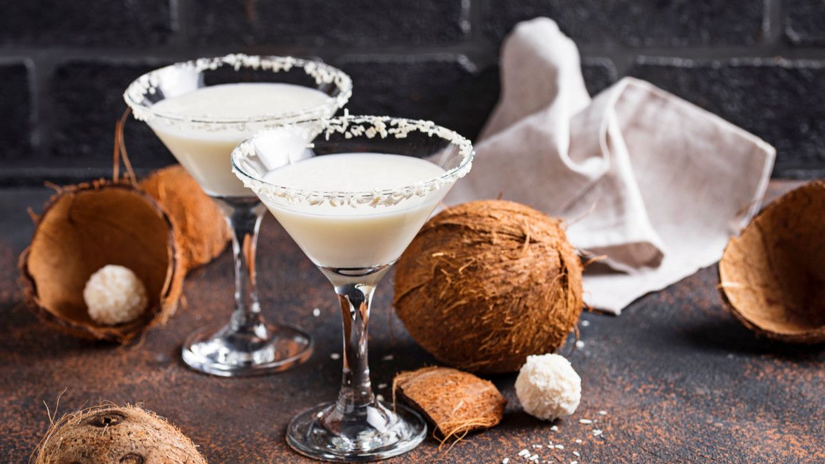 Medfact: Air Kelapa dan Garam Jadi Obat COVID-19? - KlikDokter