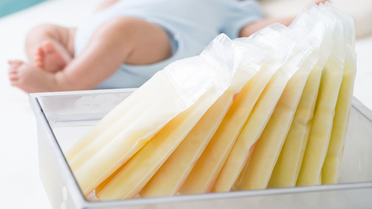 4 Manfaat Mandikan Bayi dengan ASI yang Perlu Anda Tahu - KlikDokter