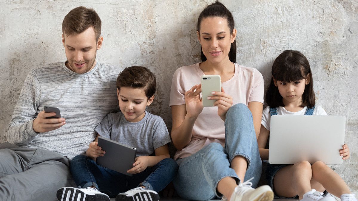 Pakai Gadget Seharian? Waspada Gangguan Mata Lelah! - KlikDokter