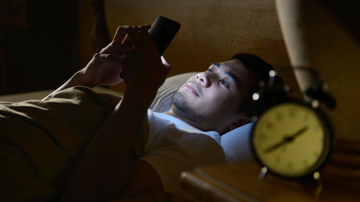 Kecanduan Ponsel? Hati-Hati Serangan Sleep Texting - KlikDokter