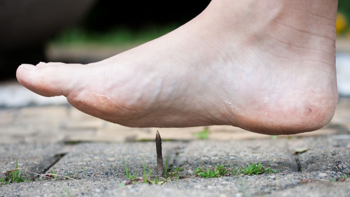 6 Cara Mencegah Tetanus Saat Tertusuk Paku - KlikDokter