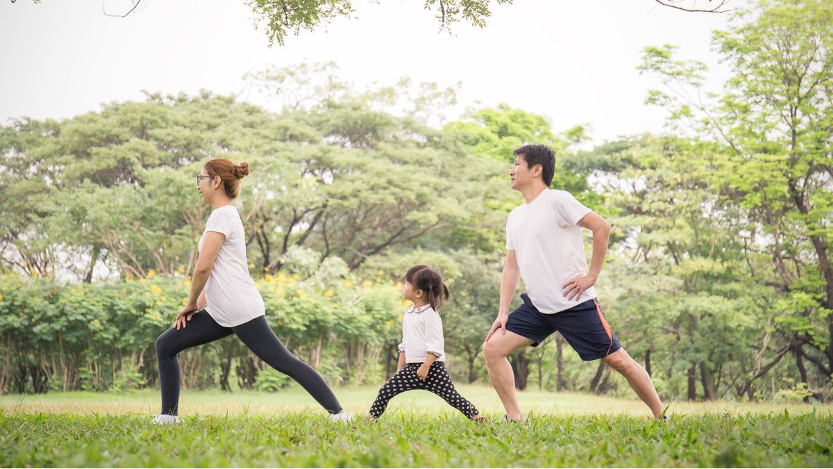 5 Kebiasaan Sehat Orang Tua yang Bisa Ditiru Anak - KlikDokter