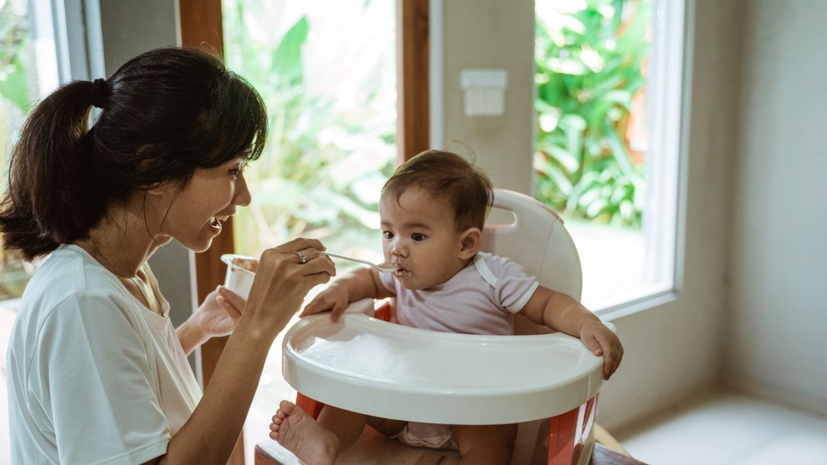 Pentingnya Mengenali Feses Bayi dari Bentuk dan Warnanya - KlikDokter