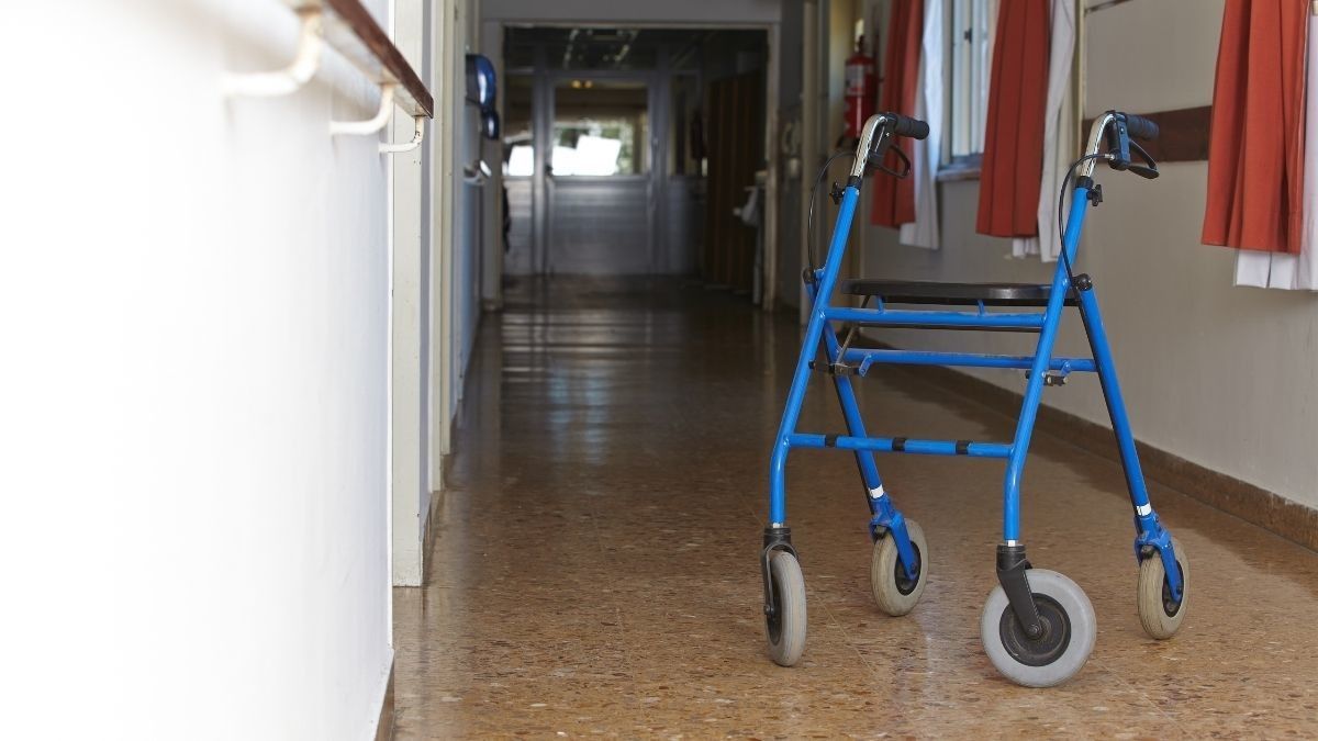 Mengenal Fungsi Walker, Alat Bantu Jalan untuk Lansia - KlikDokter