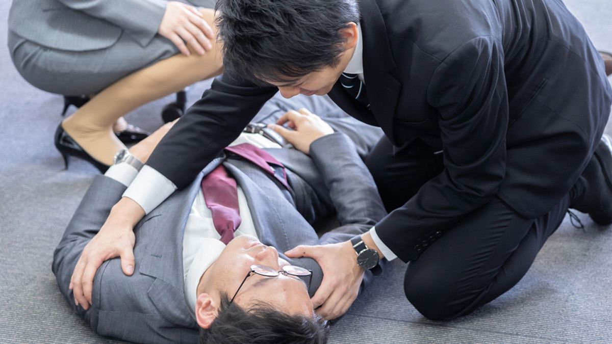 8 Langkah Pertolongan Pertama pada Orang Pingsan - KlikDokter