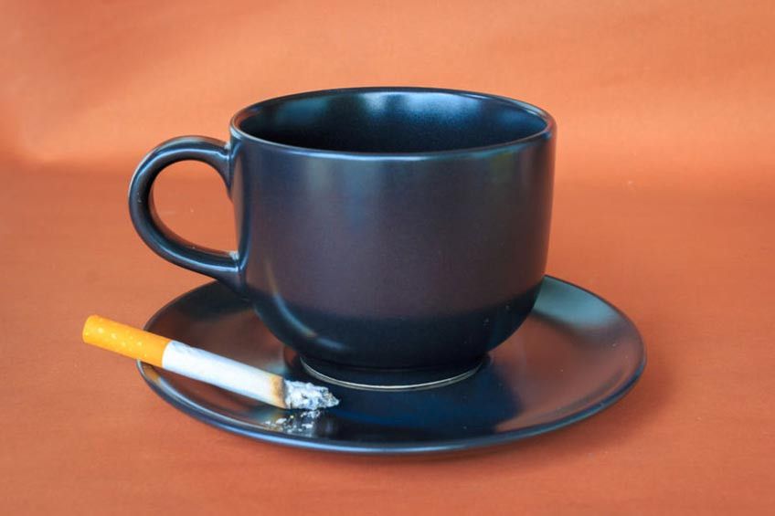 Awas, Kopi dan Rokok Bisa Bikin Kulit Jadi Kering! - KlikDokter